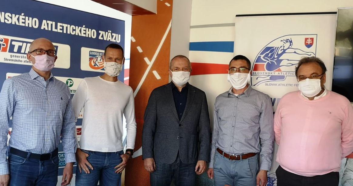 Štátny tajomník Ivan Husár na návšteve SAZ, s užším vedením zväzu ...